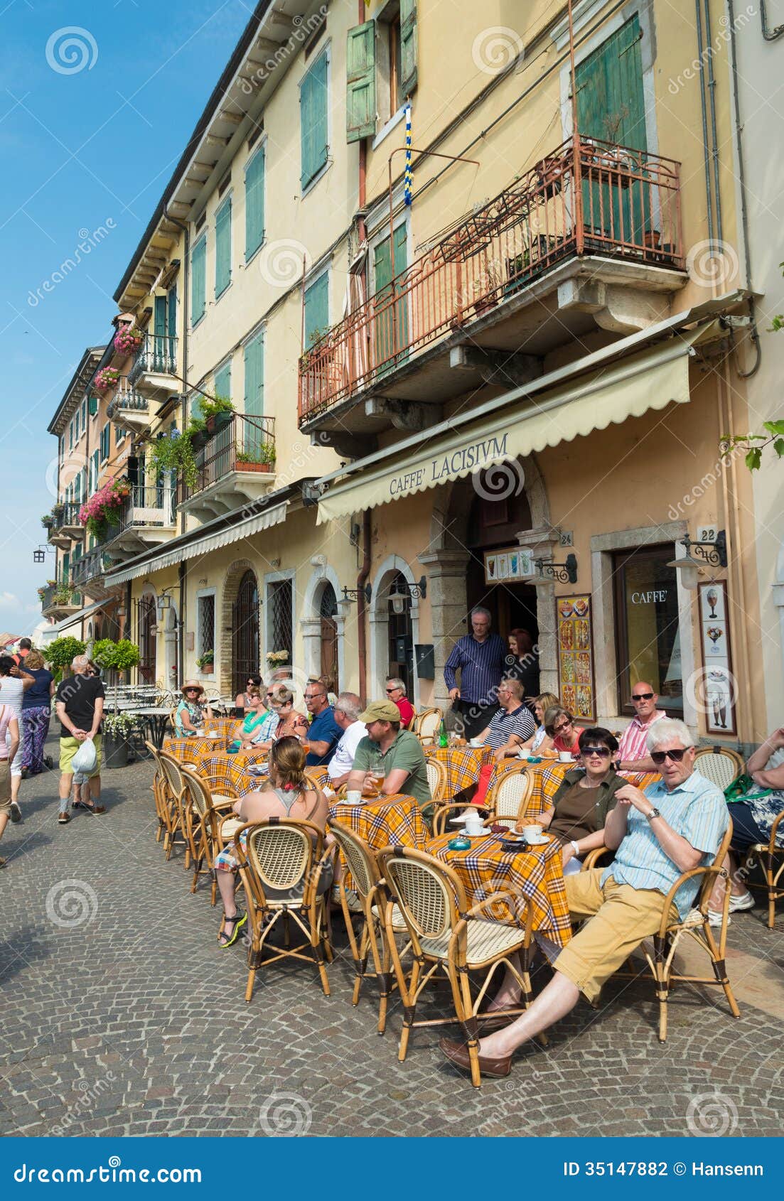Mensen op een terras redactionele fotografie. Image of buitenkant ...