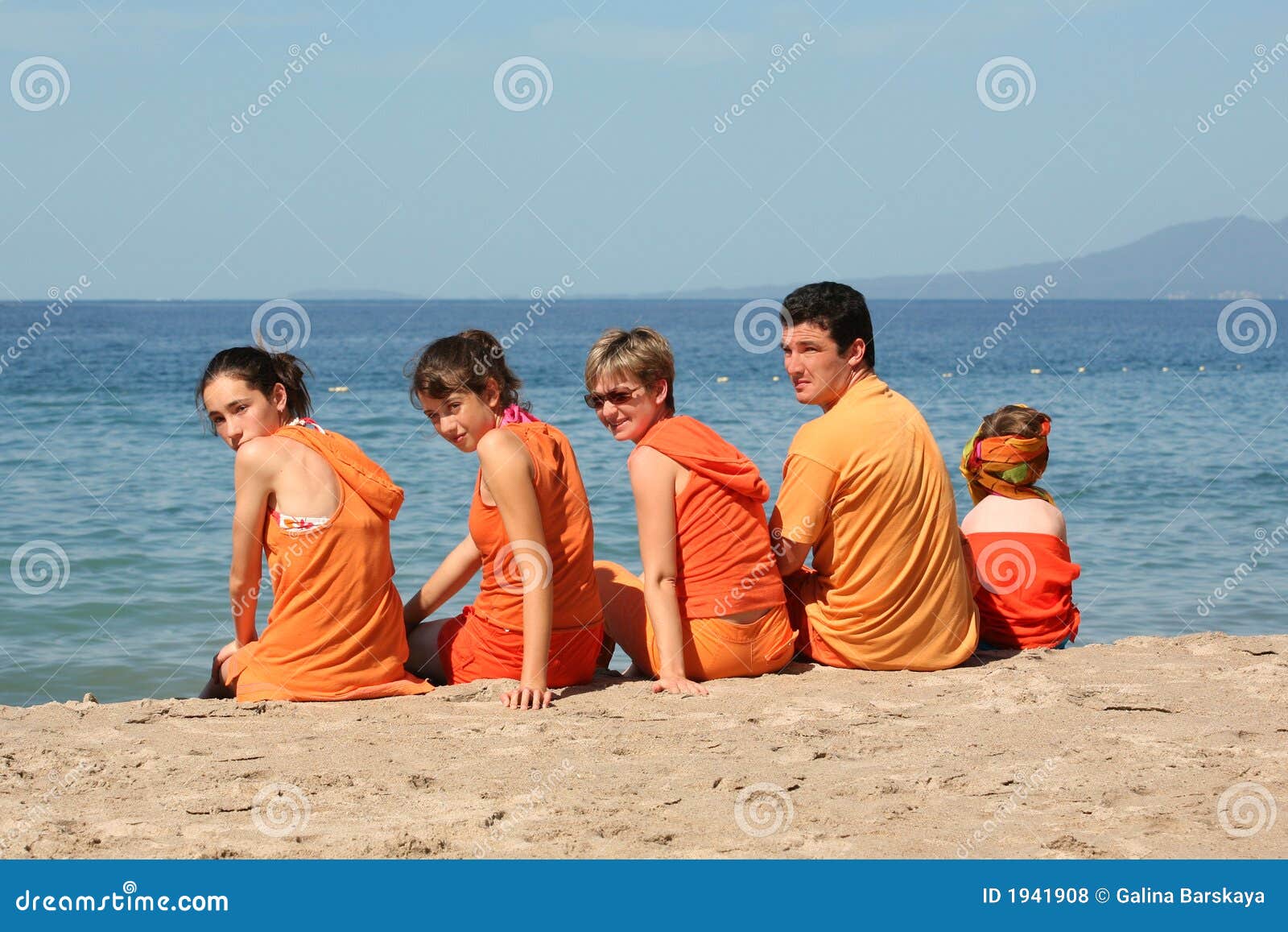 Mensen op het strand stock foto. Image of kinderen, diversiteit - 1941908