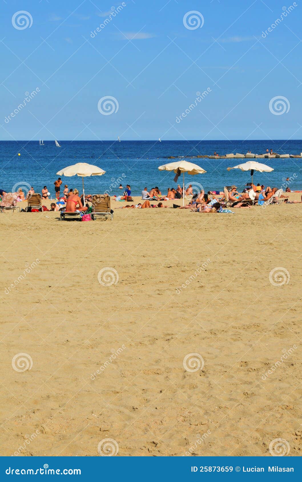 Mensen op het strand redactionele stock afbeelding. Image of toeristen - 25873659