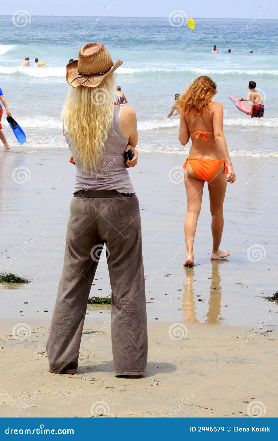 Mensen op het strand redactionele stock afbeelding. Image of wolkenkraam - 2996679