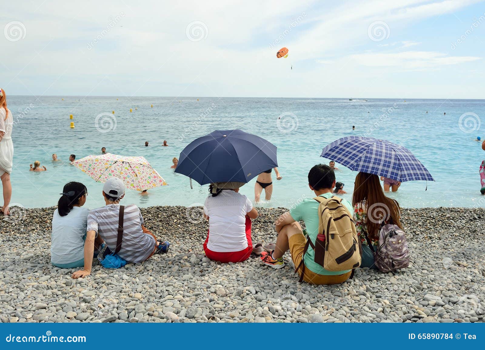 Mensen op het strand redactionele stock afbeelding. Image of mensen ...