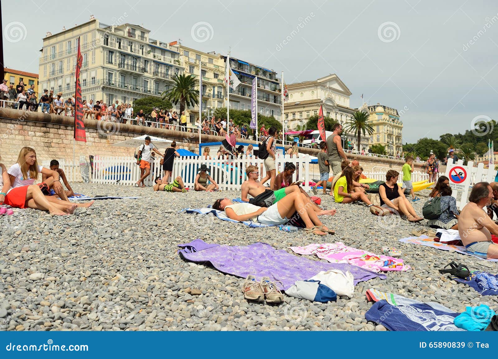 Mensen op het strand redactionele stock afbeelding. Image of rust - 65890839