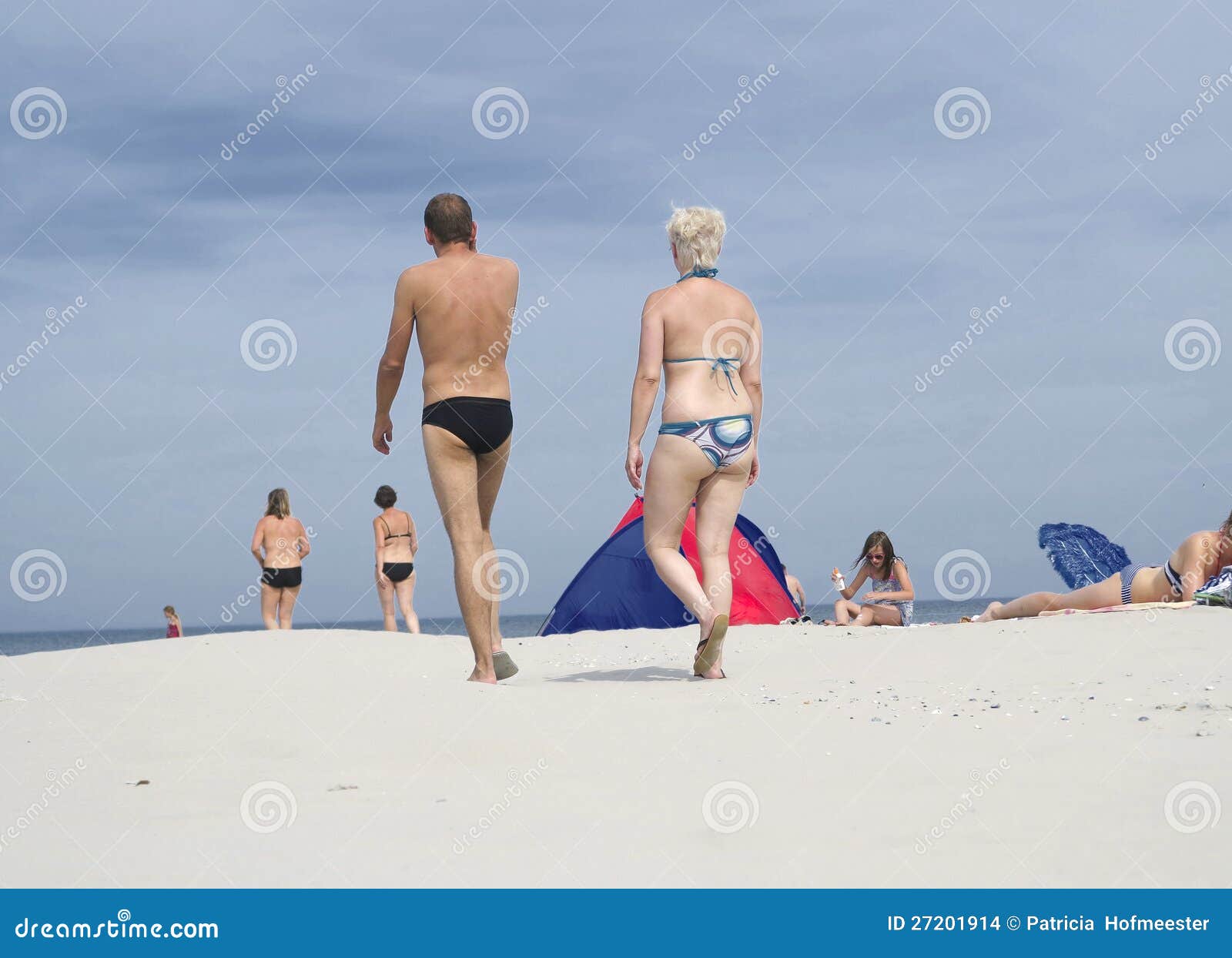 Mensen Op Het Strand in De Zomer Redactionele Stock Afbeelding - Image of breedste, blauw: 27201914
