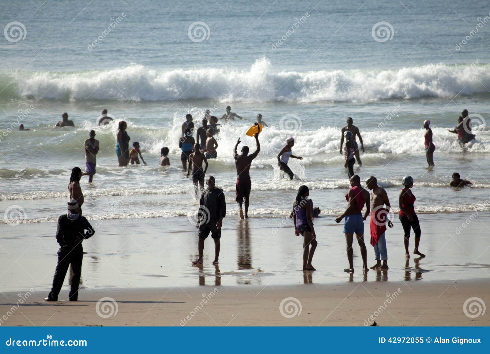 Mensen Op Het Strand, Durban Redactionele Afbeelding - Image of overzees, strand: 42972055