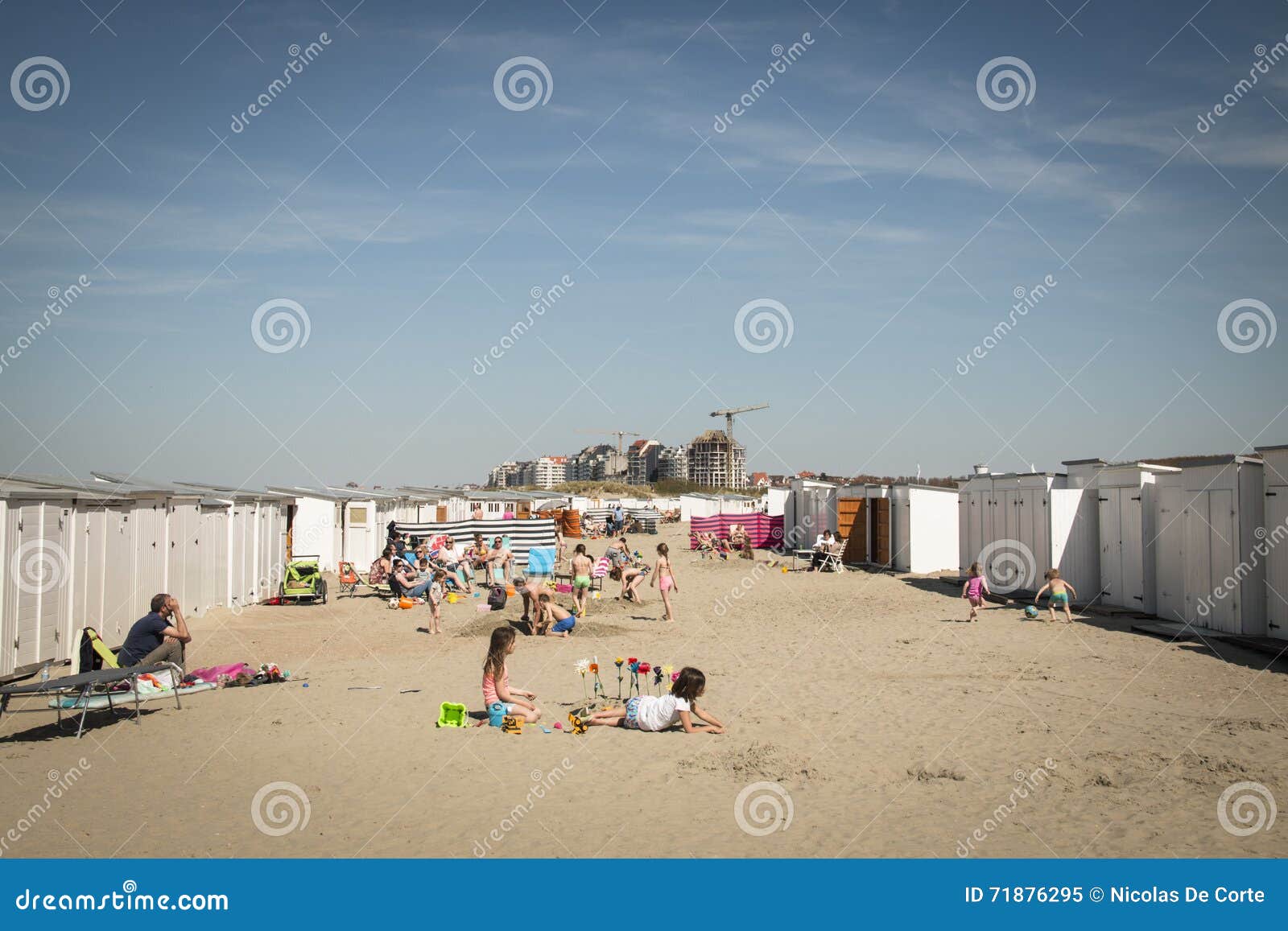 Mensen Op Het Strand in Knokke, België Redactionele Afbeelding - Image ...