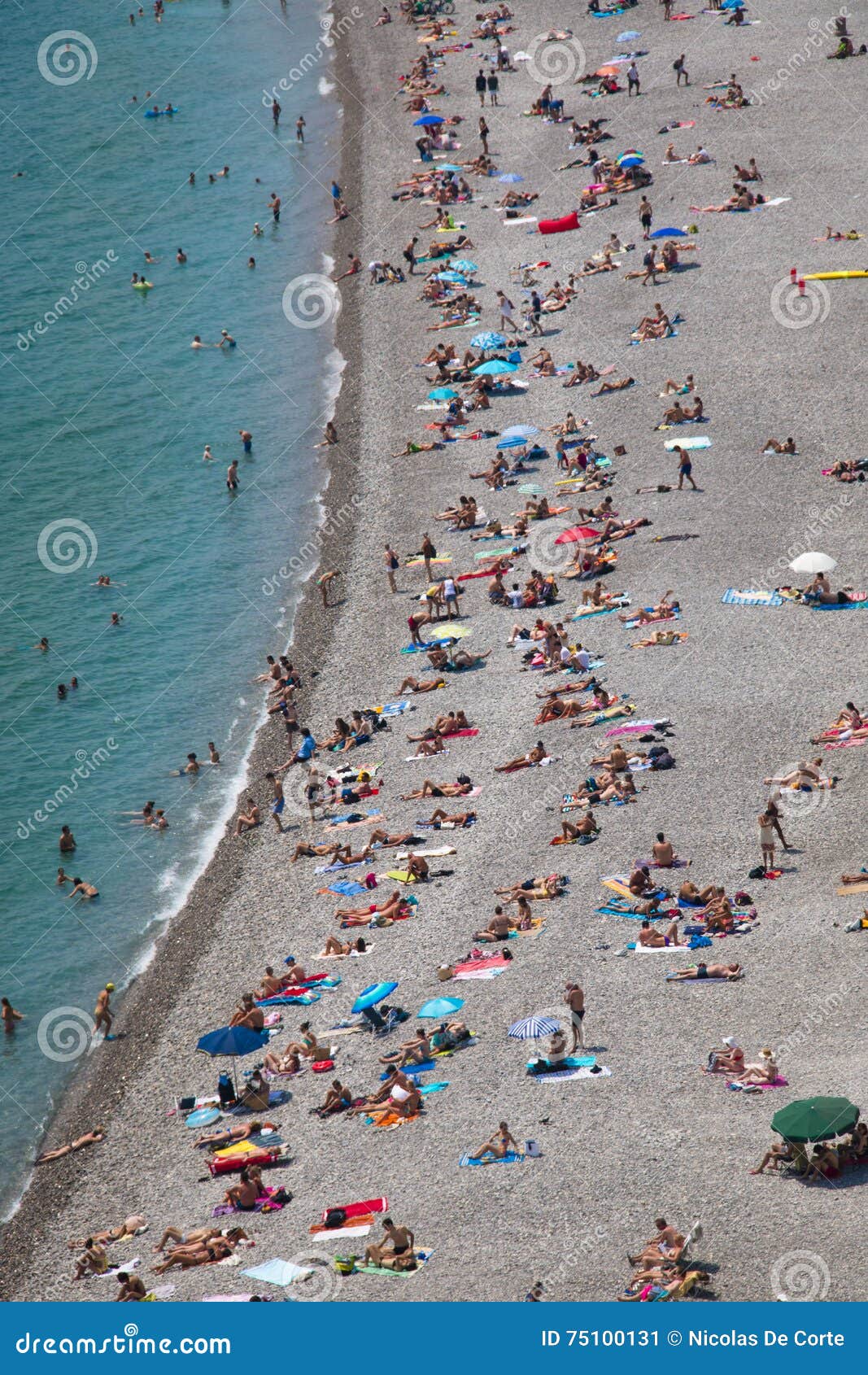 Mensen Op Het Strand in Nice, Frankrijk Redactionele Foto - Image of ...