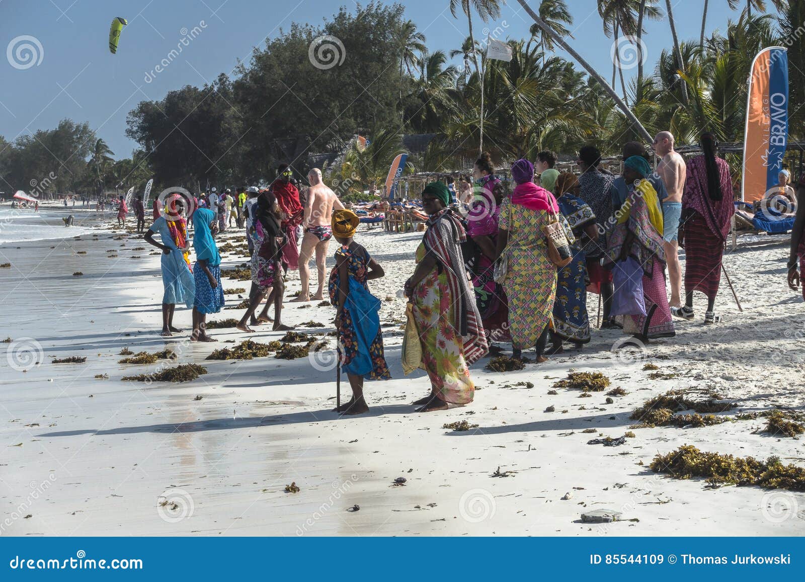 Mensen Op Het Strand Van Zanzibar Redactionele Stock Afbeelding - Image ...