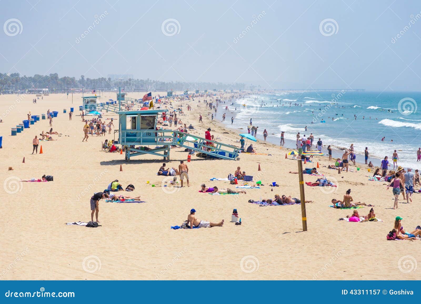 Mensen op strand redactionele fotografie. Image of post - 43311157