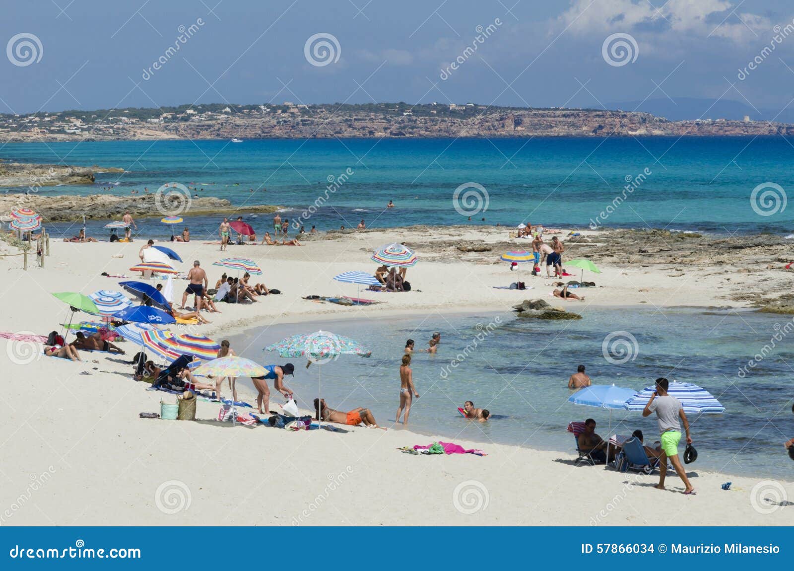 Mensen Op Vakantie Op Het Strand in Formentera Redactionele Stock ...
