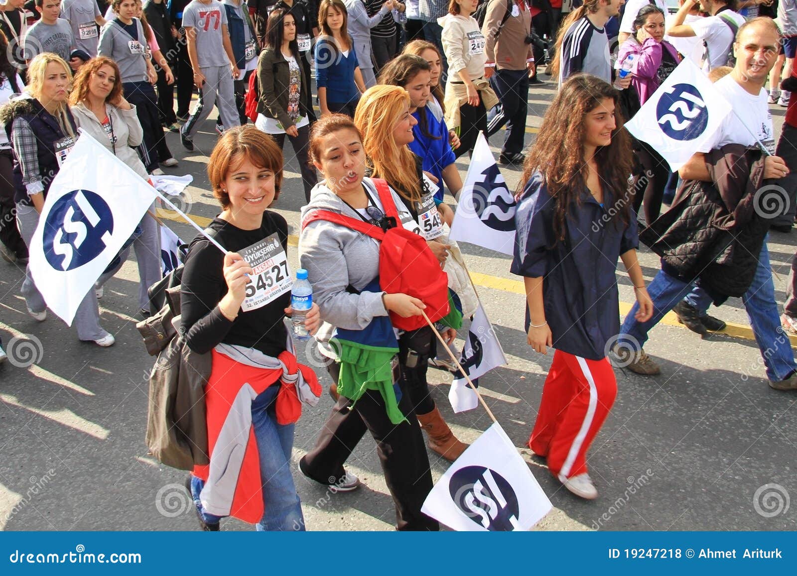 Mensen in openbaar ras redactionele stock foto. Image of partij - 19247218