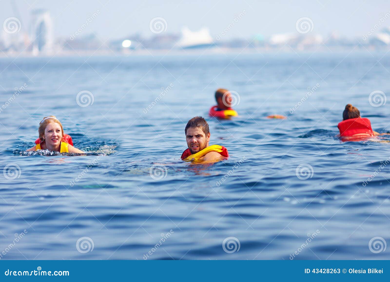 Mensen in Reddingsvesten Die in Open Zee Zwemmen Stock Afbeelding ...