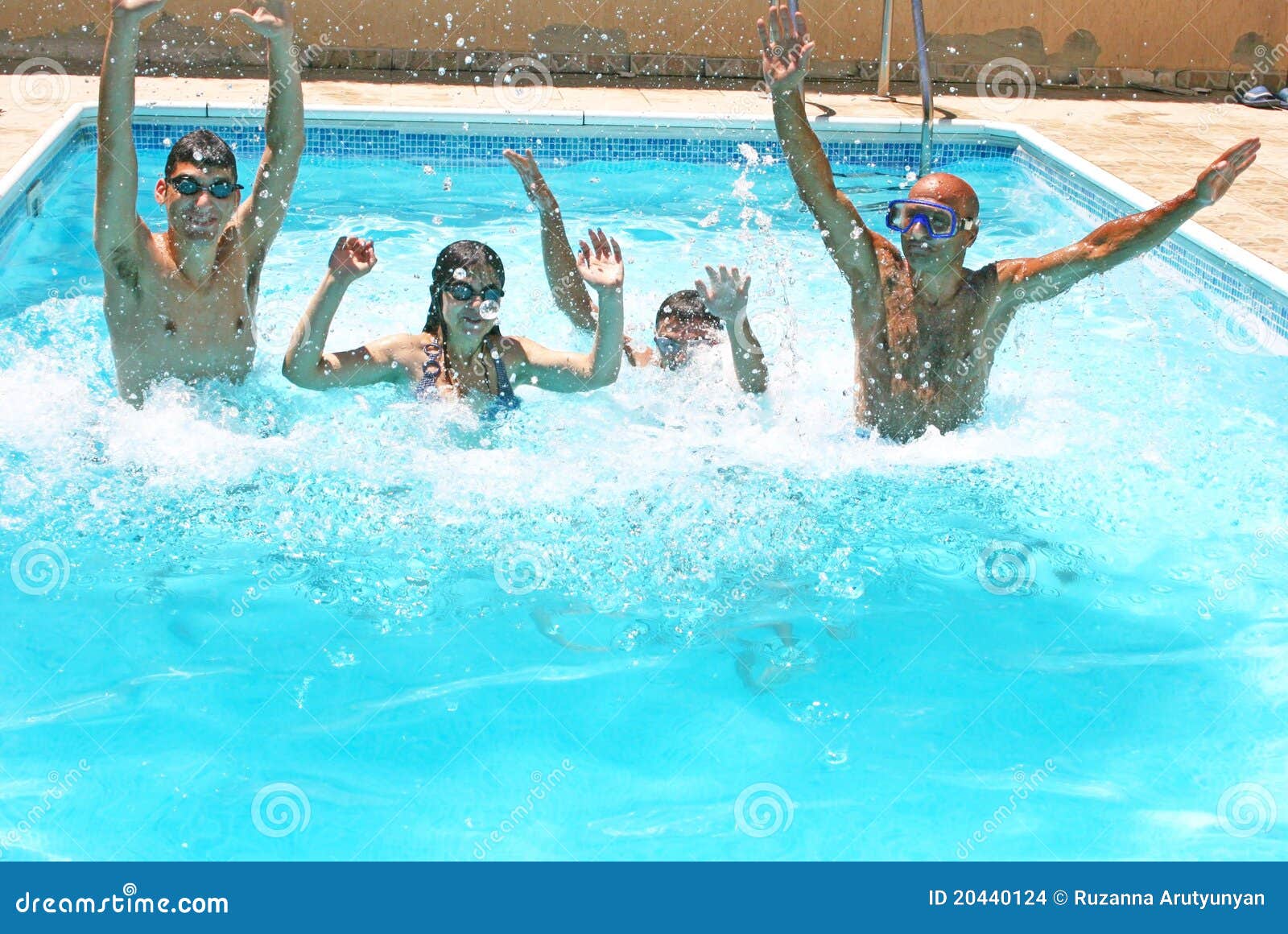 Mensen in zwembad stock foto. Image of vrolijkheid, volwassen - 20440124