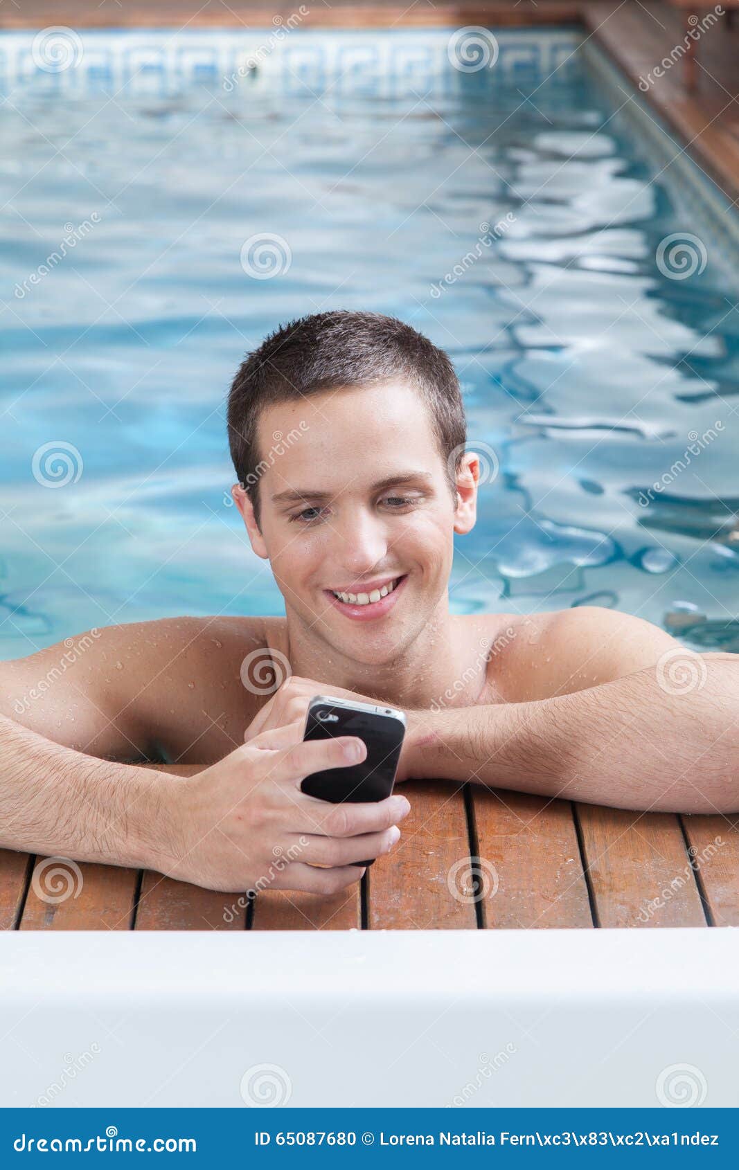 Mensenspel Met Cel in Een Pool Stock Foto - Image of portret, versies ...