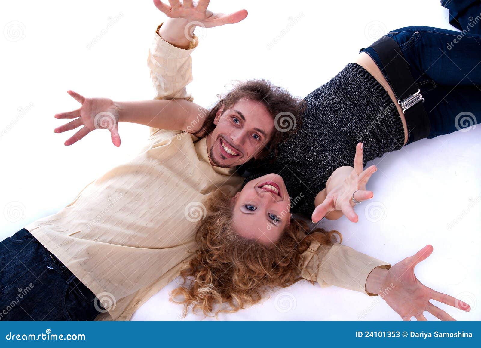 Mentira Do Homem E Da Mulher No Assoalho Imagem de Stock - Imagem de ...