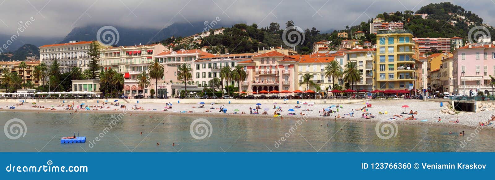 Menton - Strand Und Ein Panoramablick Von Der Stadt Redaktionelles Bild ...