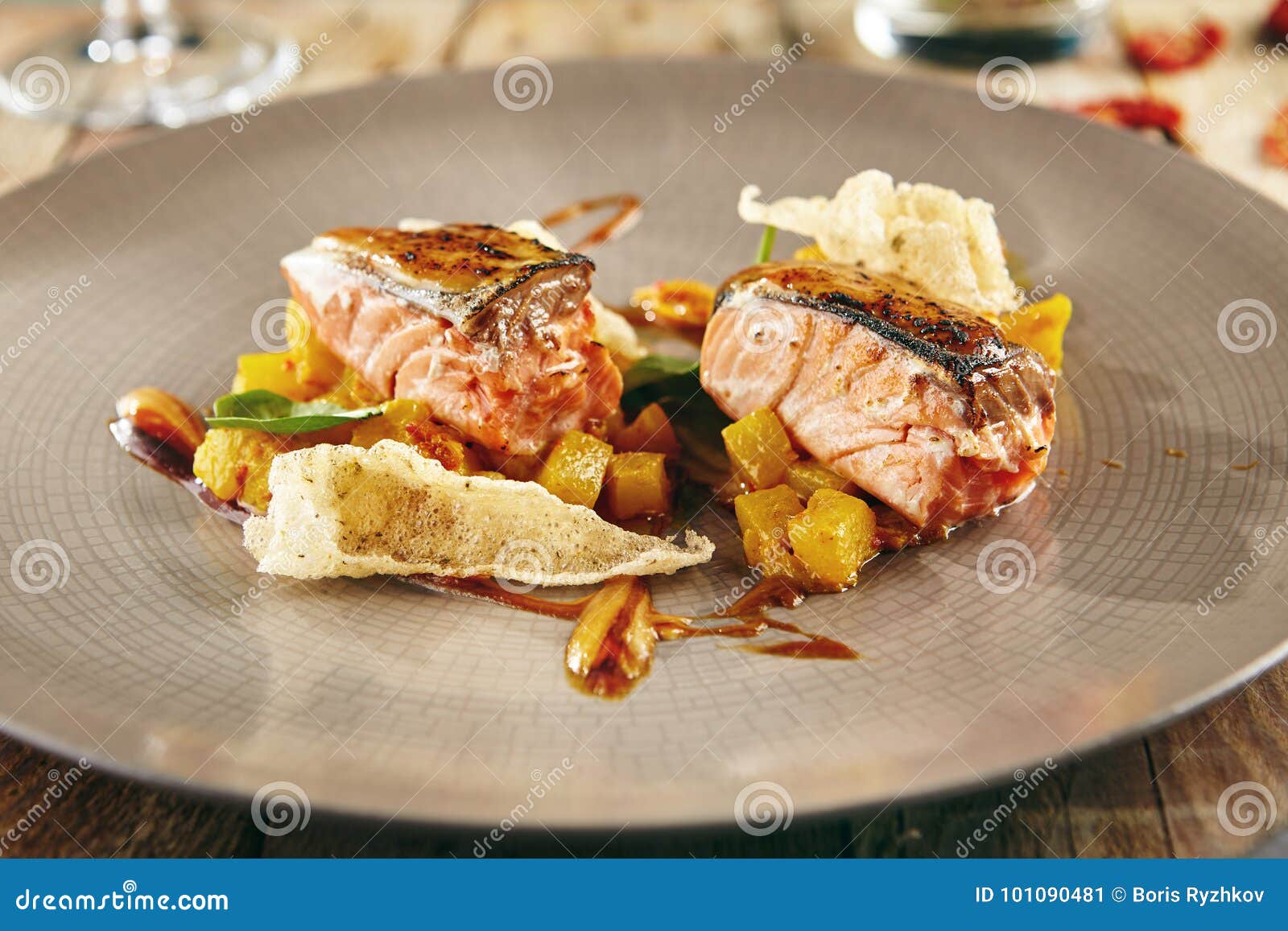 Menu de restaurant de luxe image stock. Image du bien - 101090481