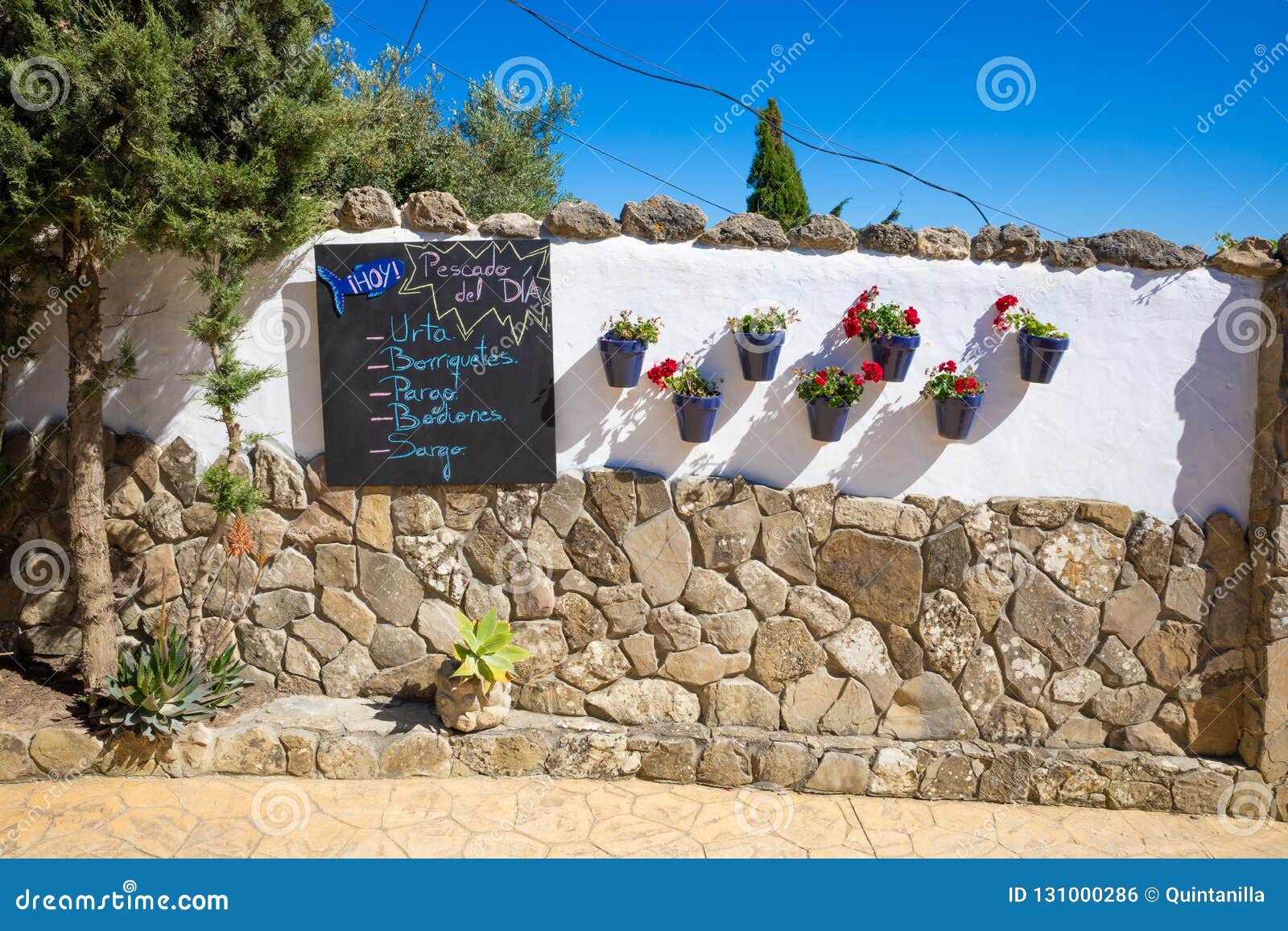 Menu Espanhol Dos Peixes Exterior Do Restaurante Foto de Stock - Imagem ...