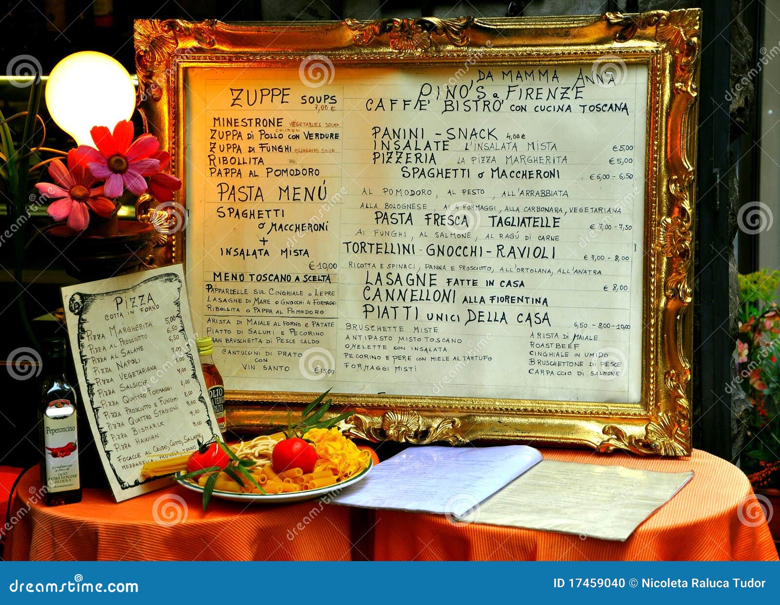 Menu Italiano Del Ristorante Su Una Tabella Immagine Editoriale ...