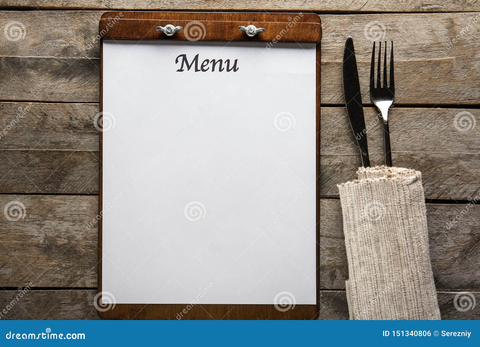 Menu Vazio Com a Cutelaria Na Tabela De Madeira Foto de Stock - Imagem ...