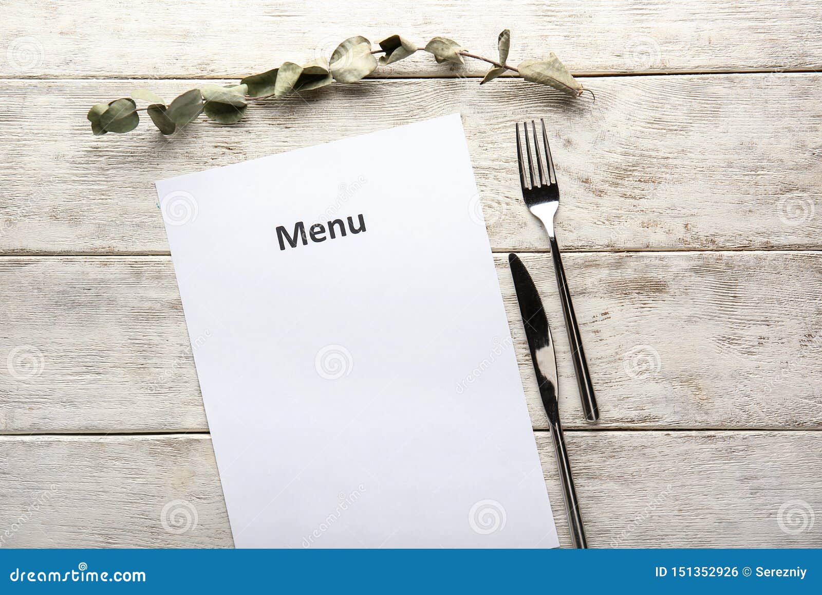 Menu Vazio Com a Cutelaria Na Tabela De Madeira Foto de Stock - Imagem ...