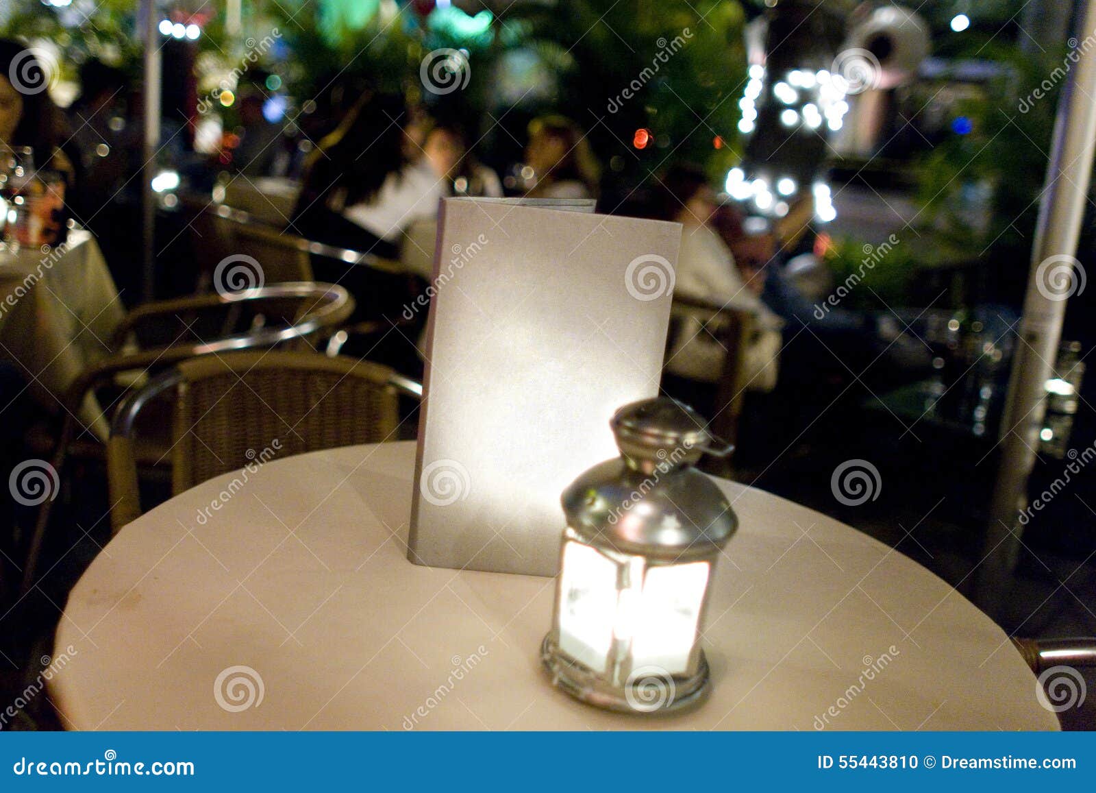 Menu Vide Sur La Table Vide Au Restaurant Extérieur Photo stock - Image ...