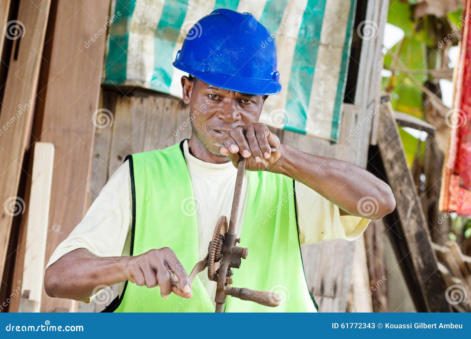 Menuiserie africaine image stock. Image du casque, humain - 61772343