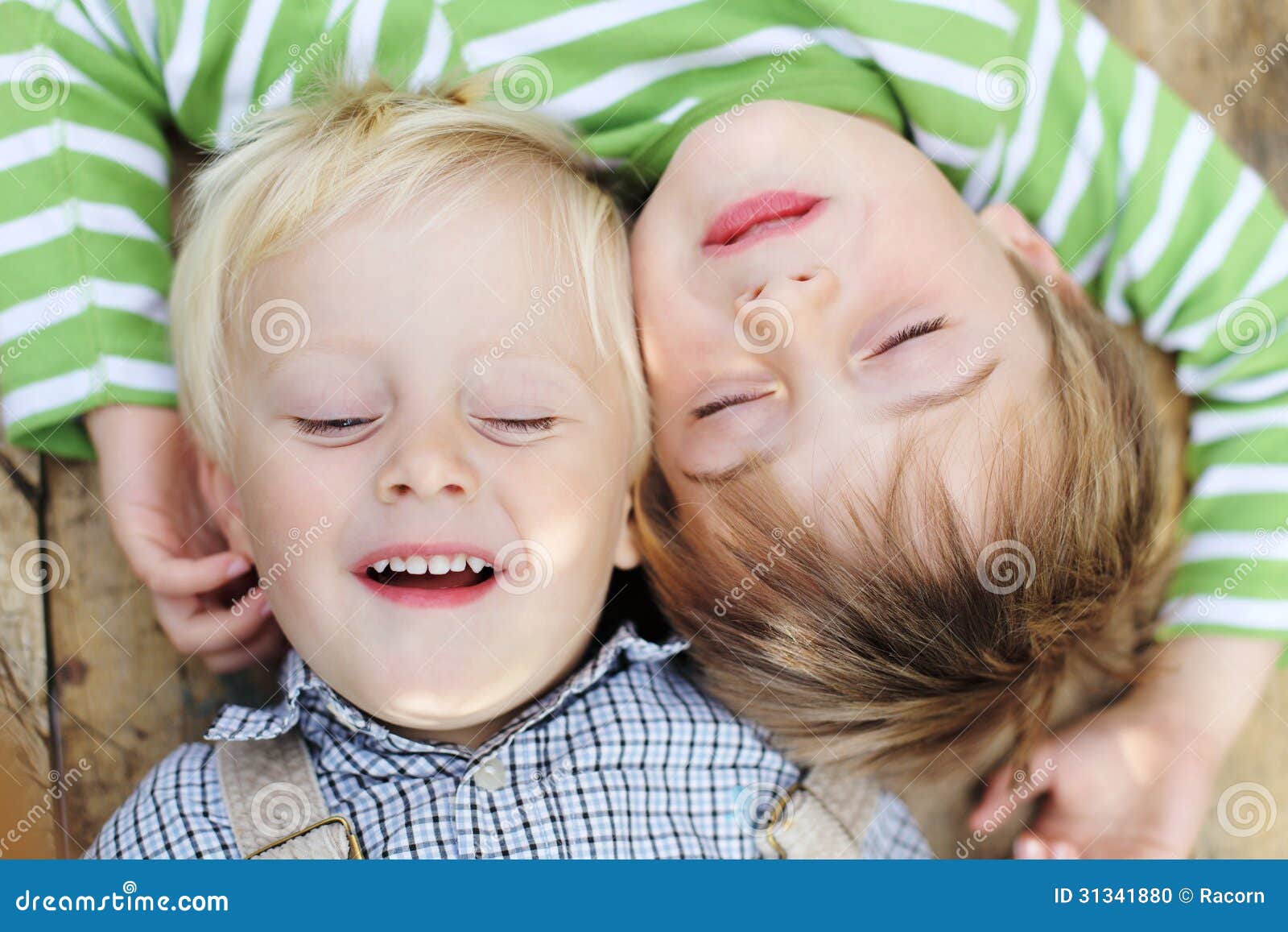 Menzogne Dei Fratelli Testa a Testa Fotografia Stock - Immagine di ...