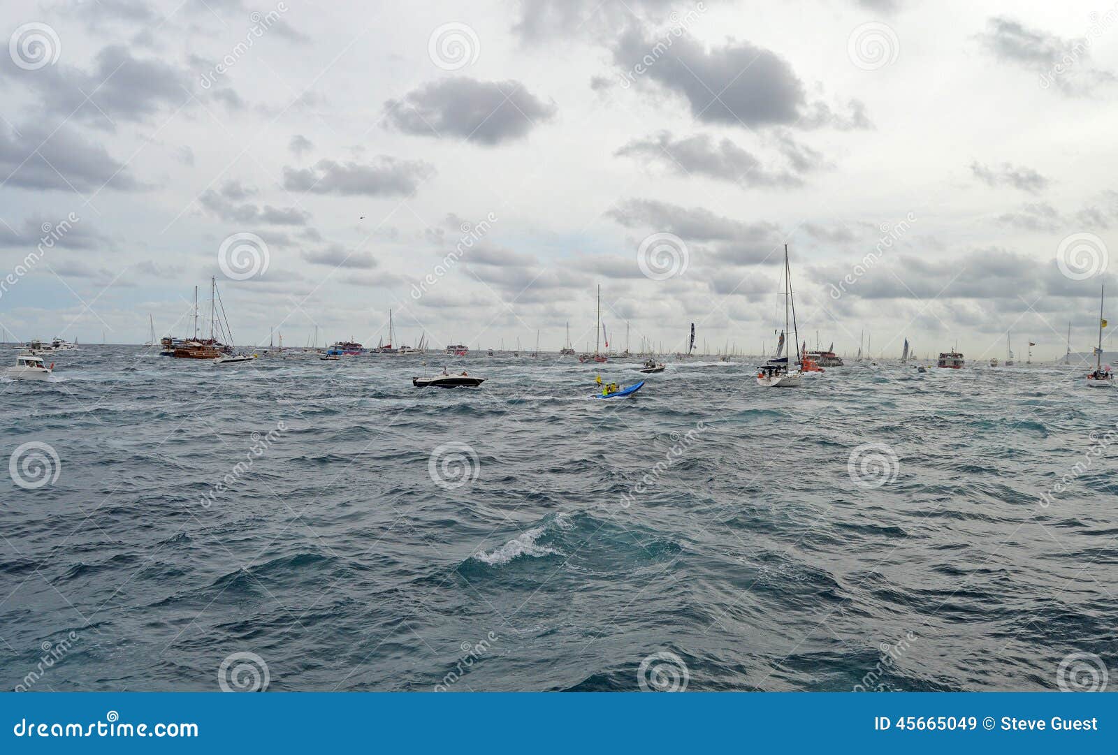 Mer agitée image stock éditorial. Image du motorboat - 45665049