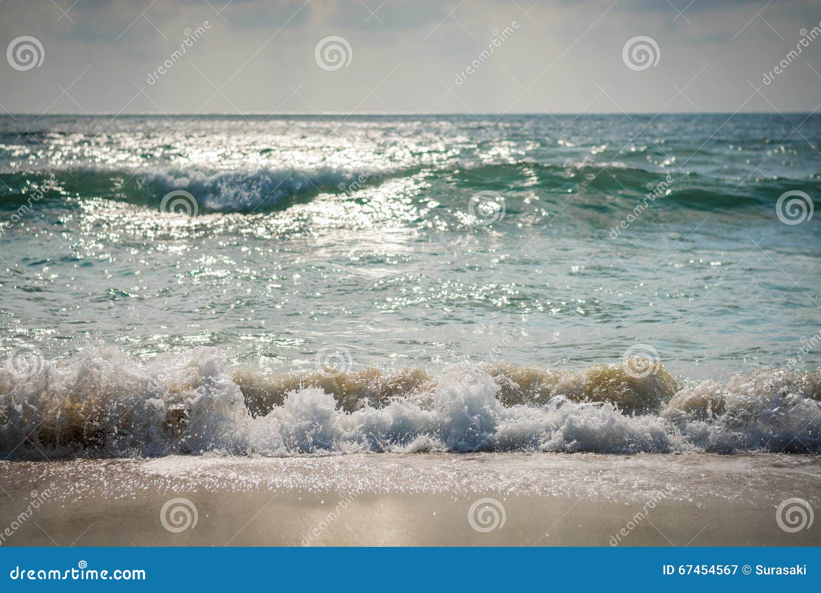 Mer Avec Le Ressac Sur La Plage Image stock - Image du beauté, fond ...