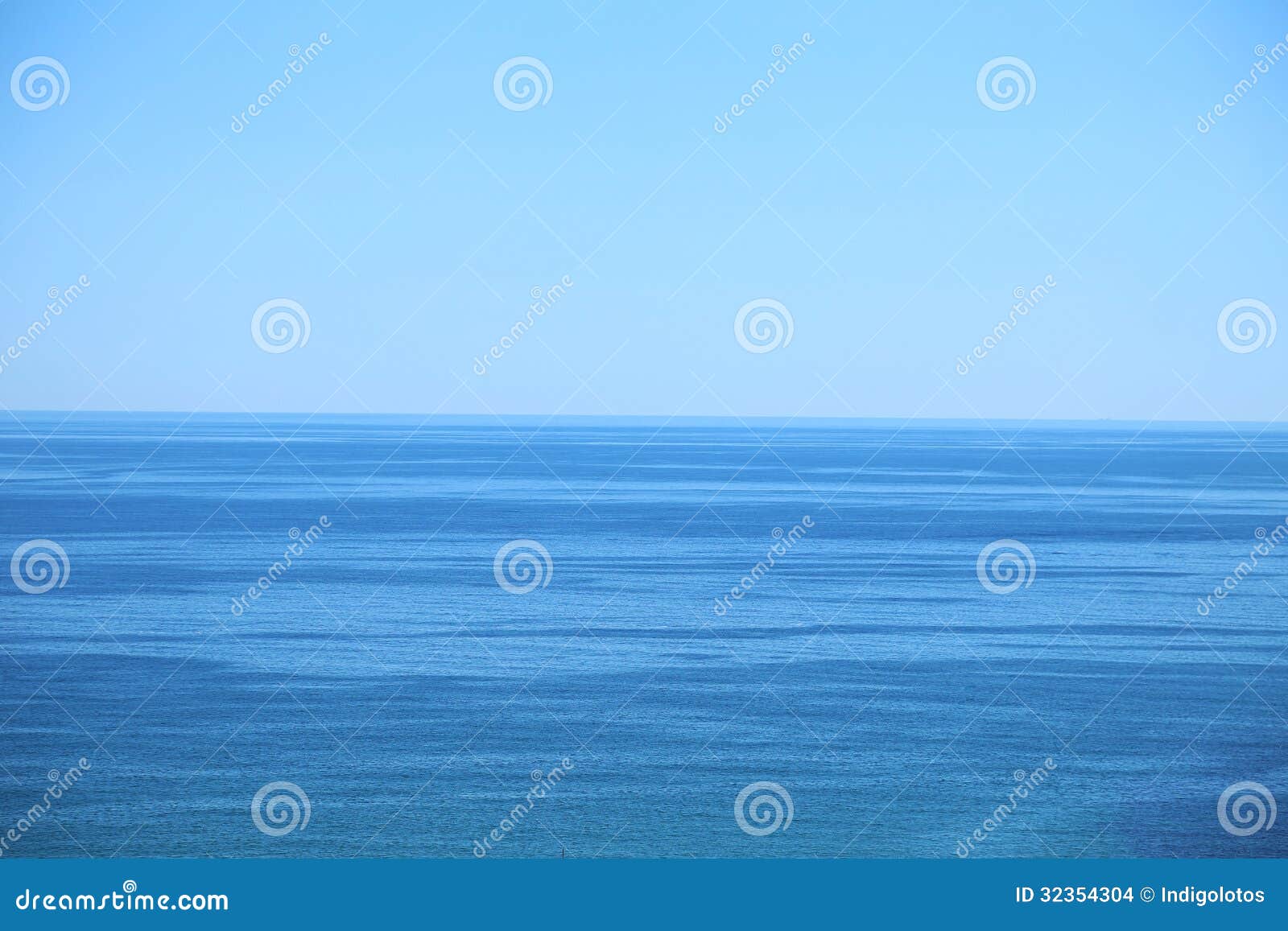 Mer Calme Et Ciel Clair Bleu Photo stock - Image of lisse, profondément ...