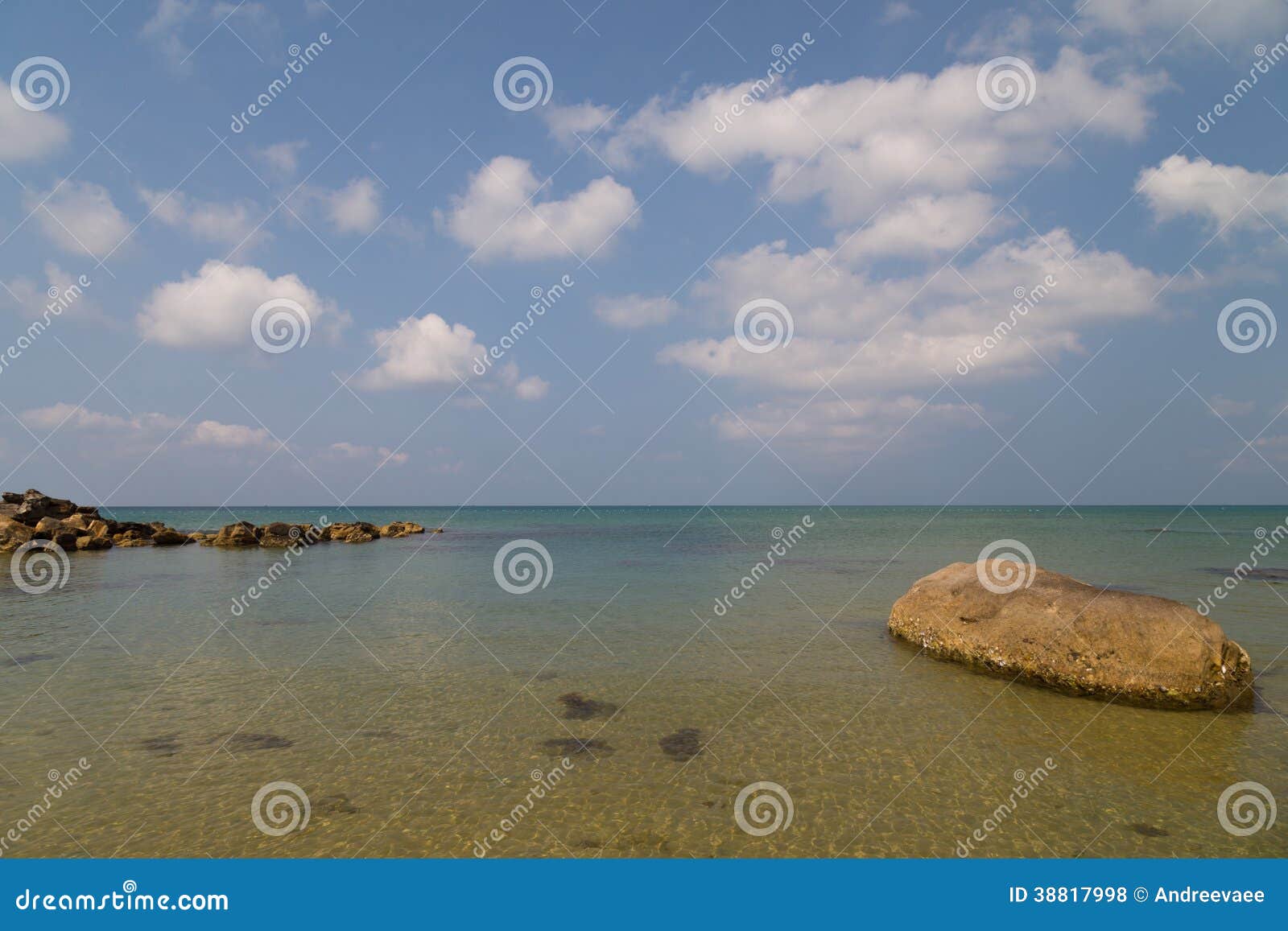 Mer Claire Chaude Et Une Grande Pierre Photo stock - Image du lisse ...