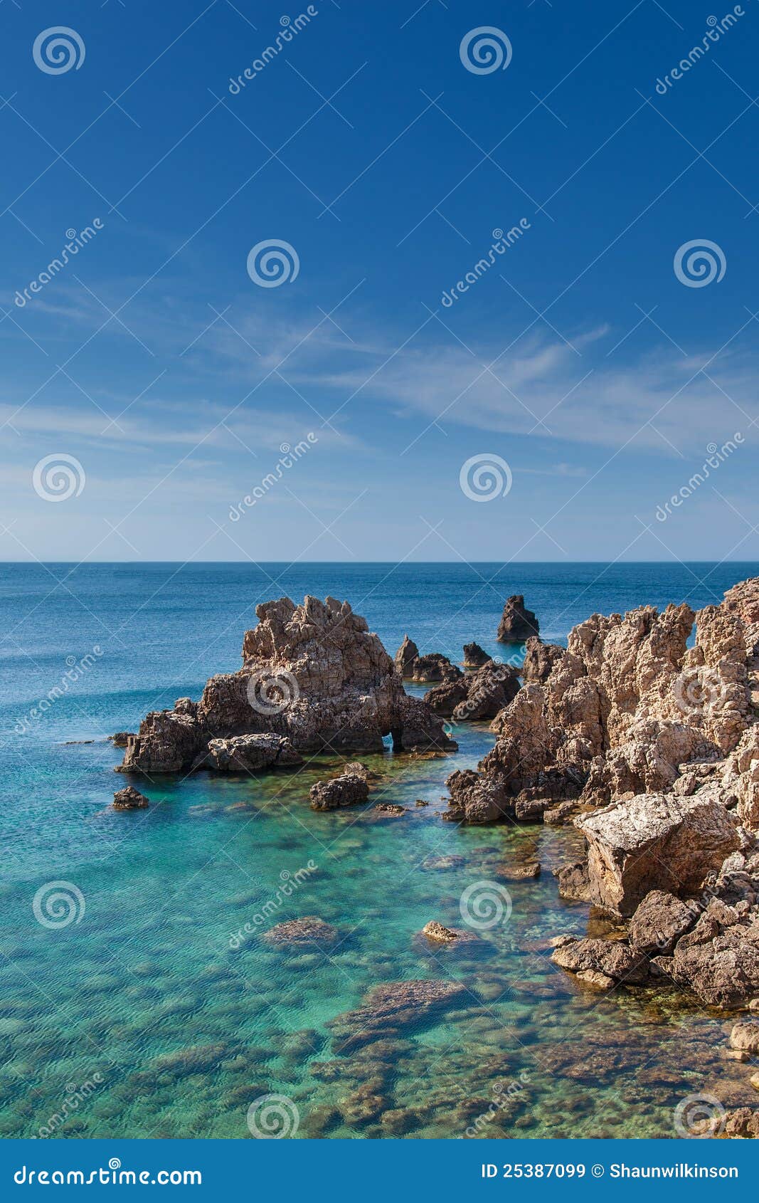 Mer claire dans le minorca image stock. Image du onde - 25387099