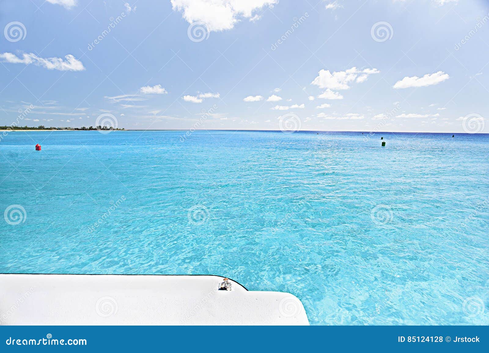 Mer Claire De L'eau Bleue Avec Le Ciel Bleu Photo stock - Image du ...