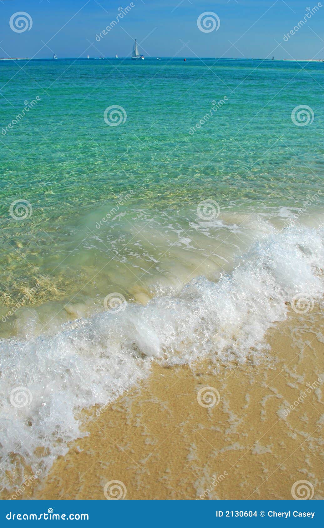 Mer Claire, Navigation Douce Photo stock - Image du plage, bateau: 2130604