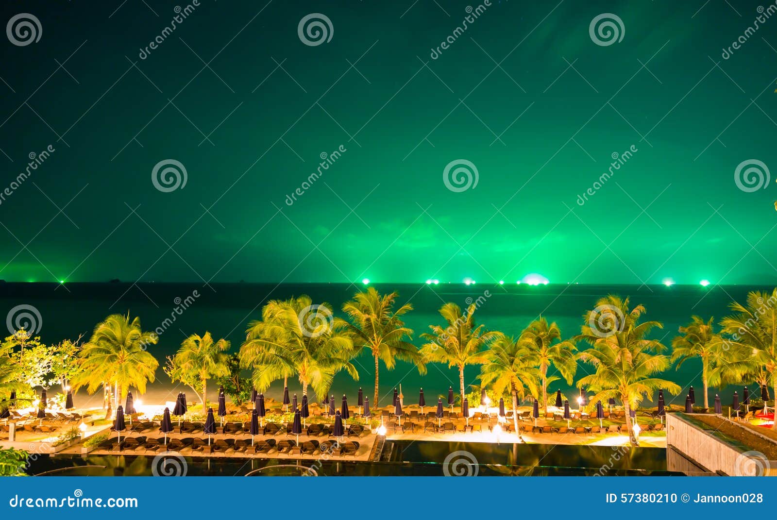 Mer De Nuit Avec Le Ciel Vert Photo stock - Image du climat, jour: 57380210