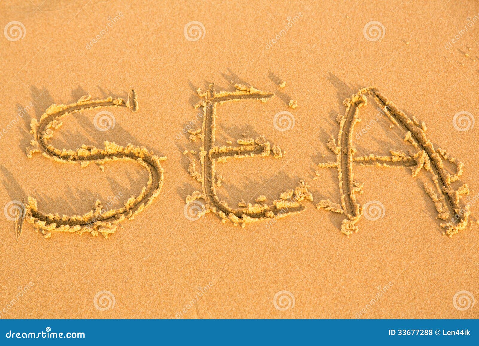 Mer De Word Sur La Plage Sablonneuse Jaune Photo stock - Image du été ...