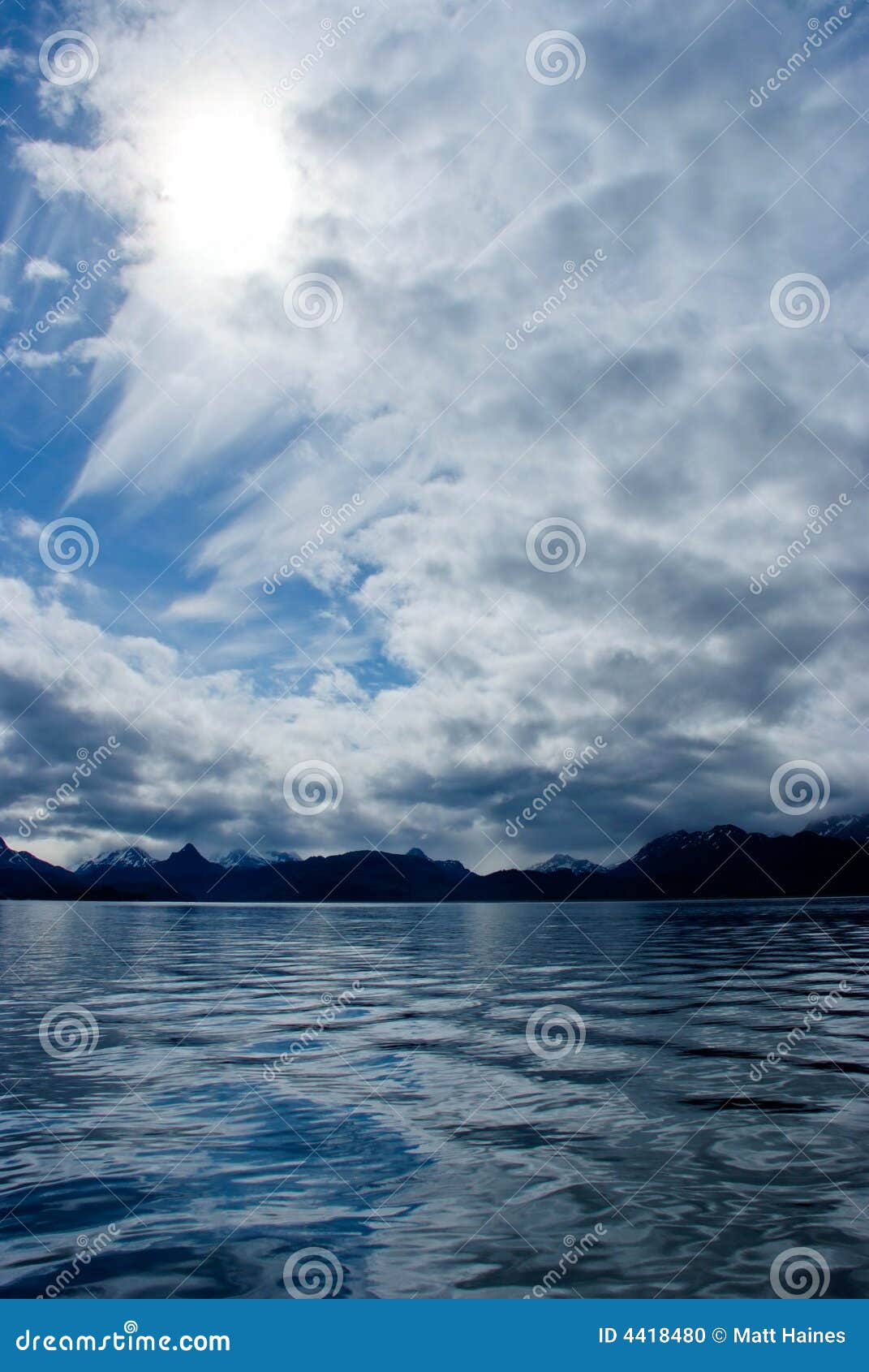 Mer et ciel photo stock. Image du bleu, alaska, ciel, montagne - 4418480
