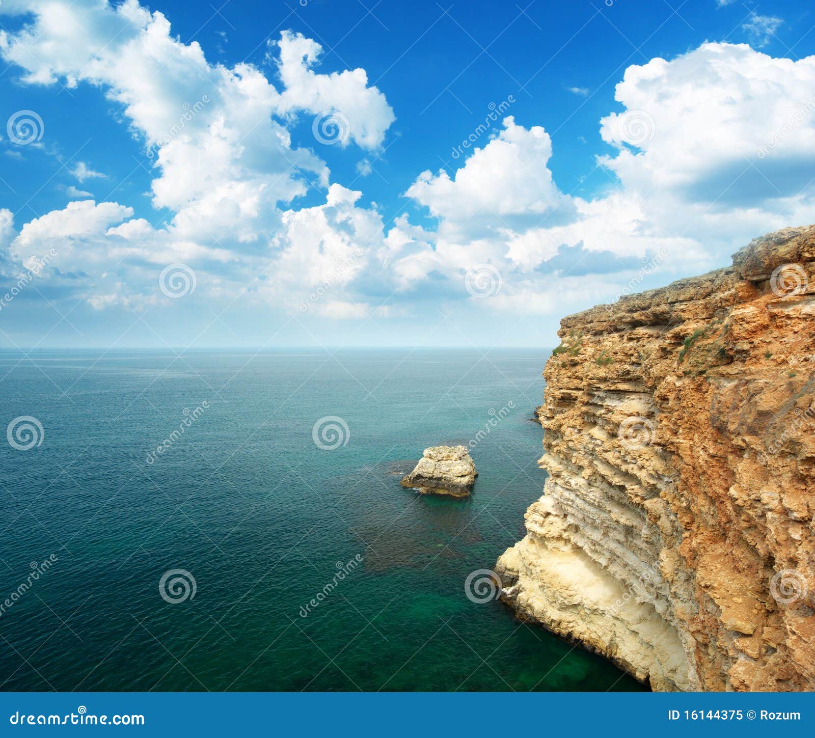 Mer et falaise image stock. Image du grotte, personne - 16144375