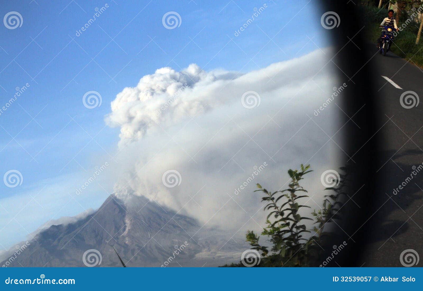 Merapi eruption editorial photography. Image of explosion - 32539057