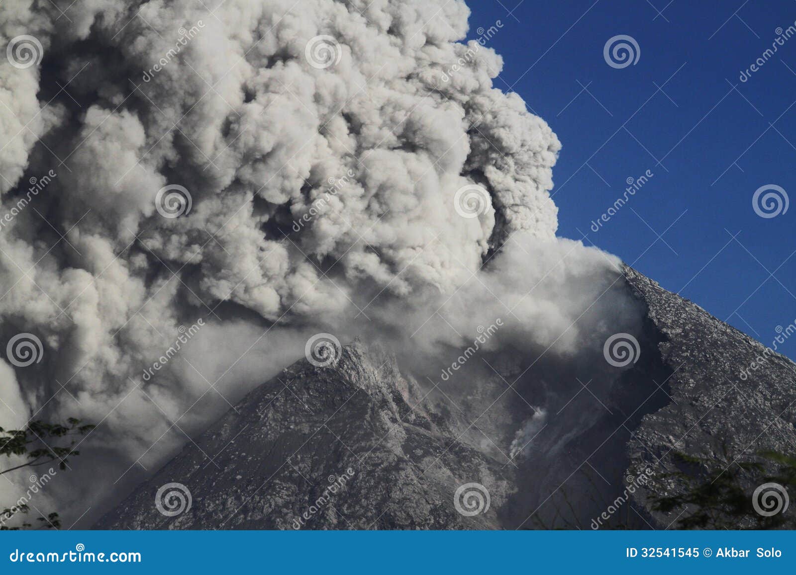 Merapi eruption editorial image. Image of vesuvius, central - 32541545