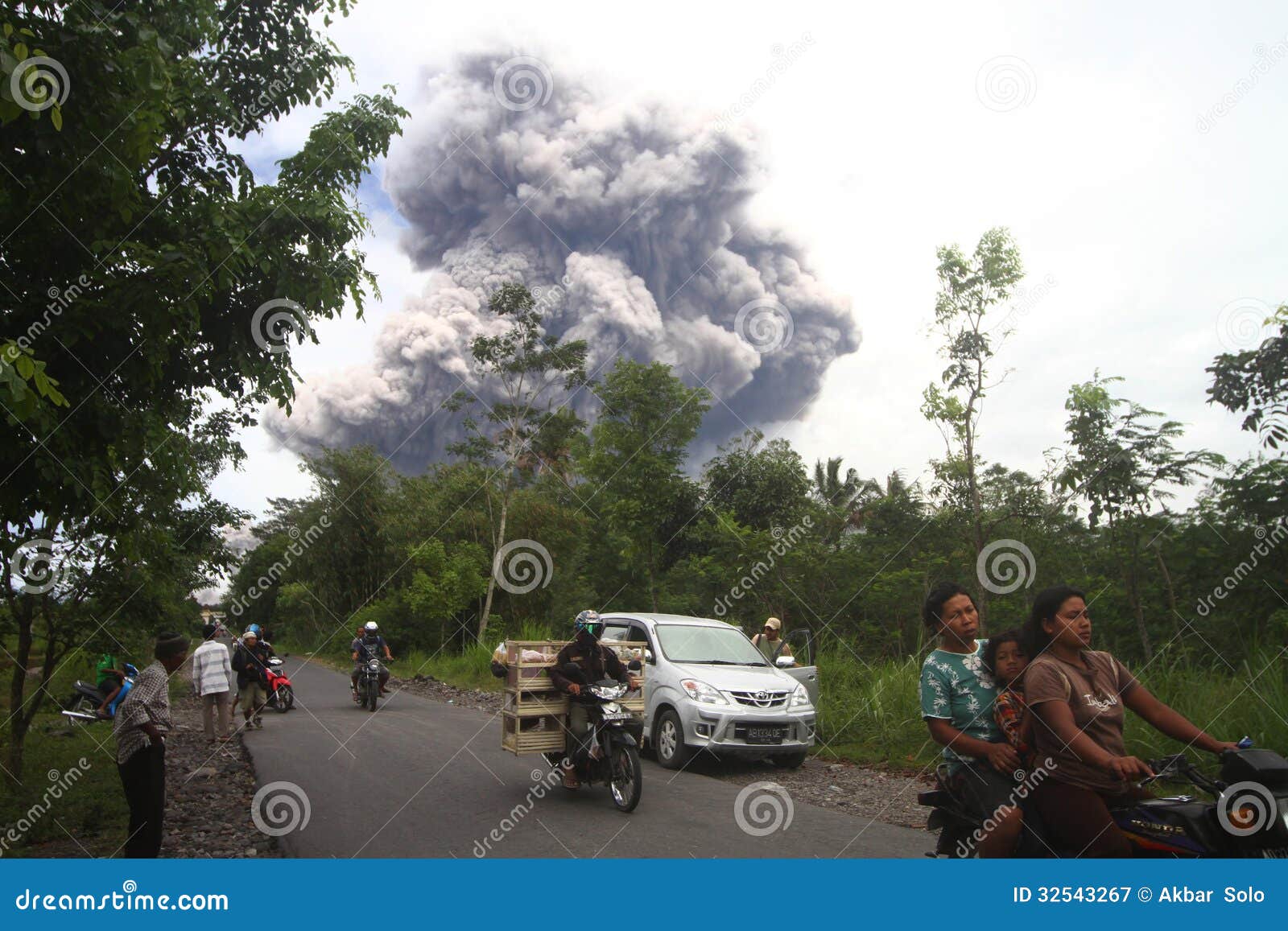 Merapi eruption editorial photography. Image of erupting - 32543267
