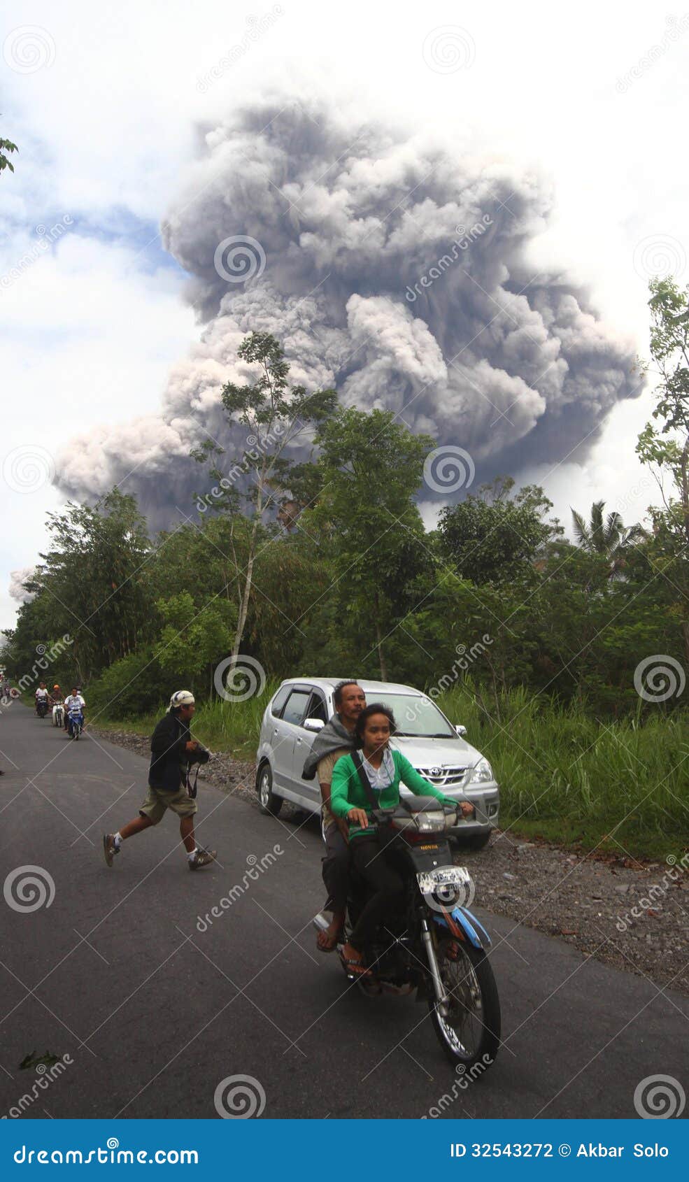 Merapi eruption editorial photography. Image of vesuvius - 32543272