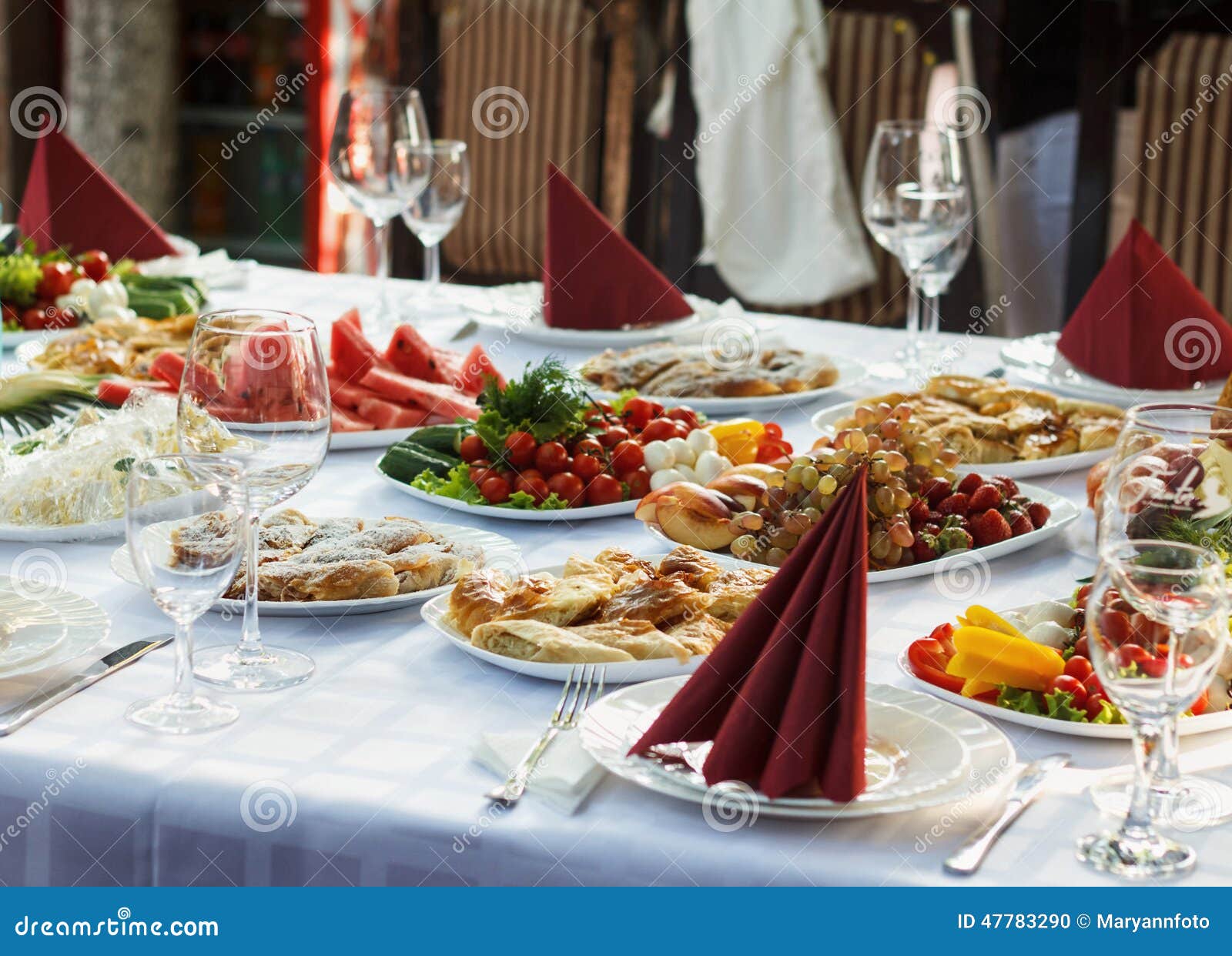Meravigliosamente Tavola Di Banchetto Con Alimento Fotografia Stock ...