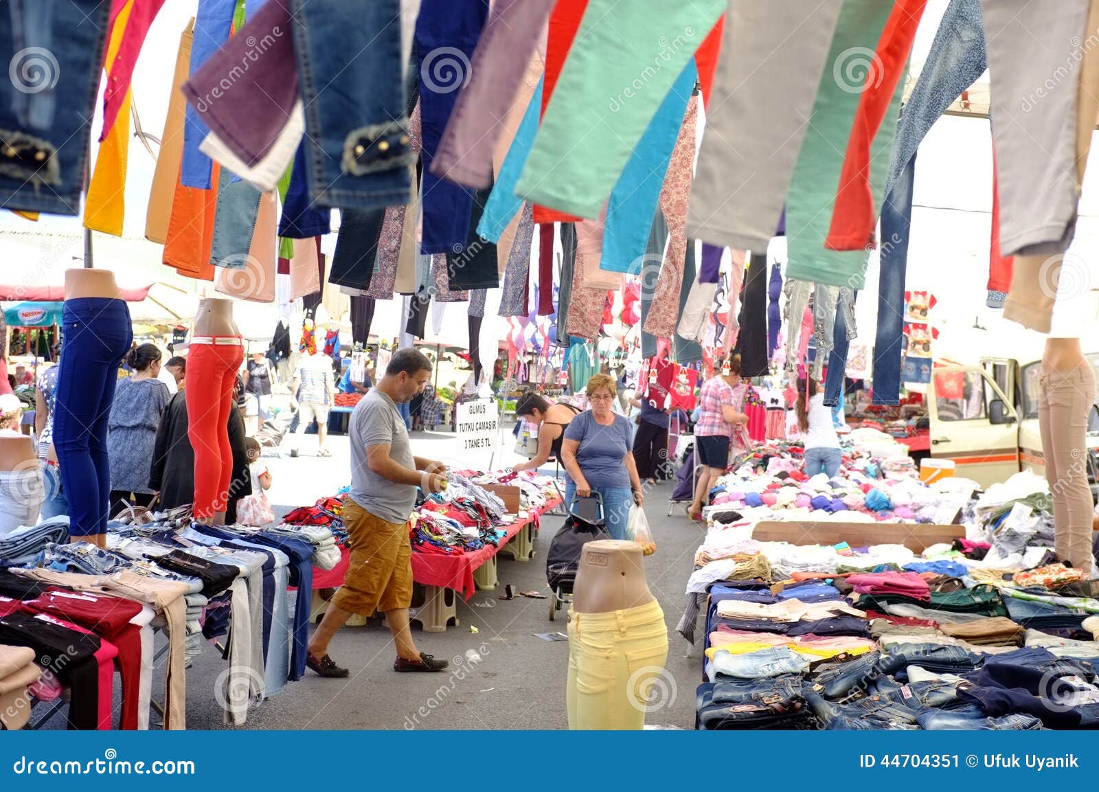 Mercado Al Aire Libre Local De La Ropa Foto editorial - Imagen de bazar ...