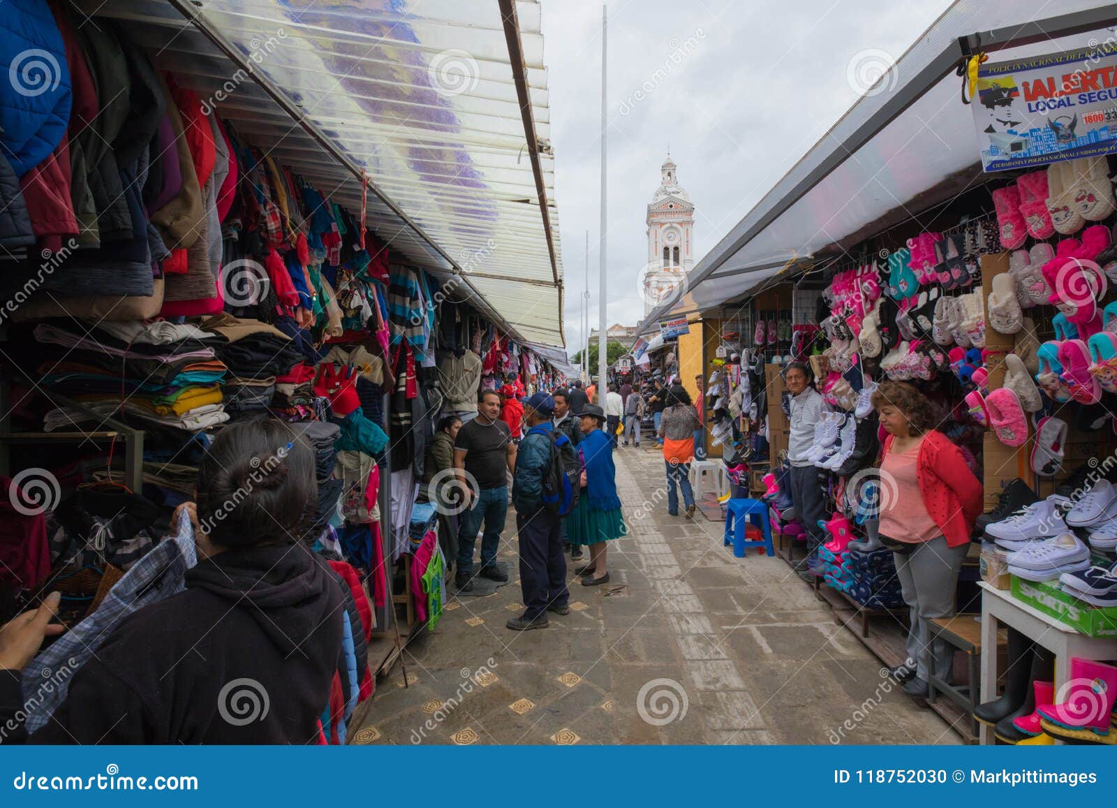Mercado Cuenca Ecuador De La Ropa Imagen editorial - Imagen de negocios ...