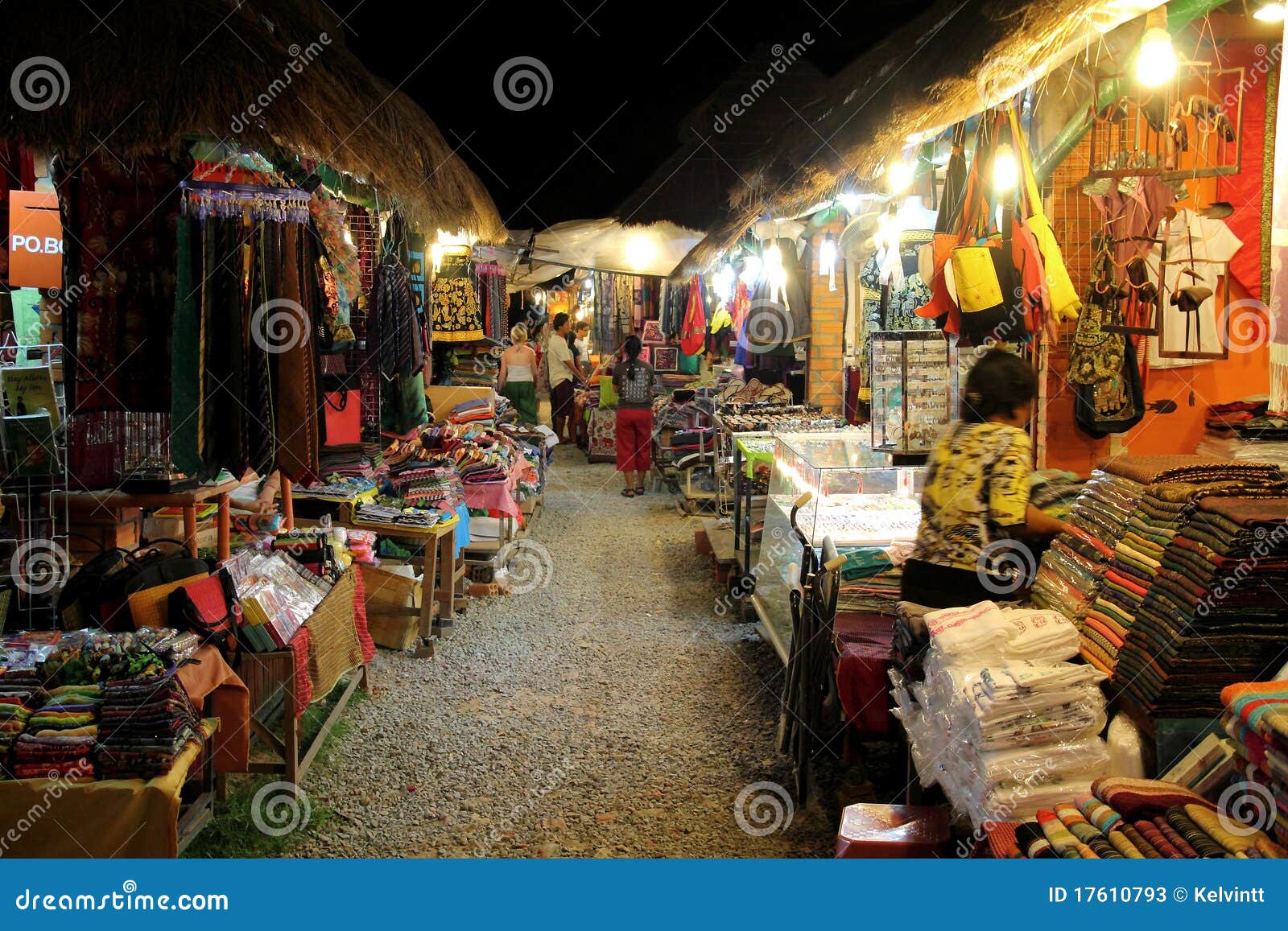 Mercado de rua da noite foto de stock editorial. Imagem de cliente ...