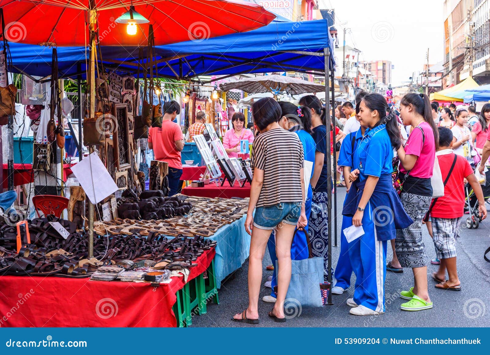 Mercado de rua de passeio imagem de stock editorial. Imagem de curso ...