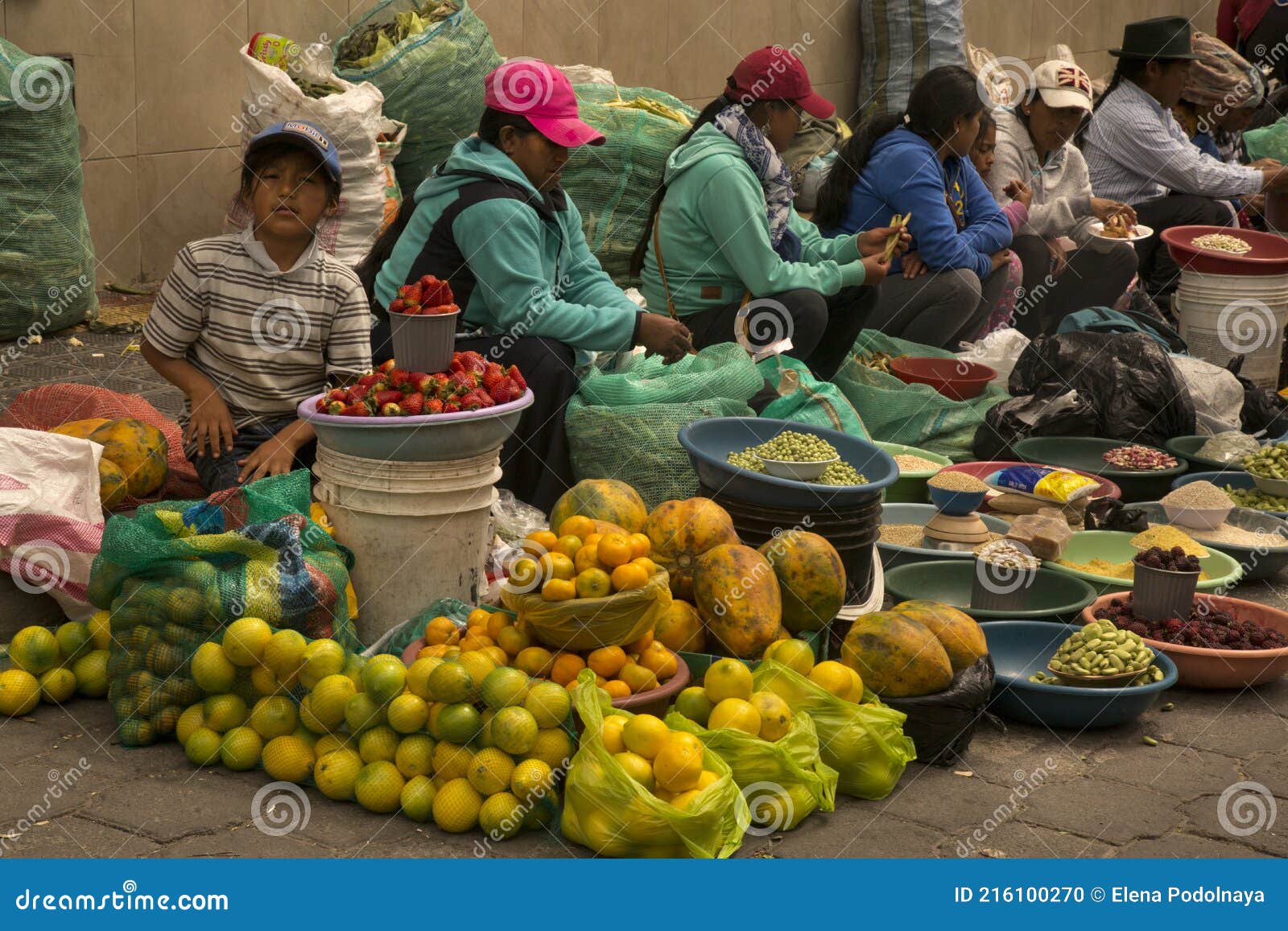 Mercado Indio De Otavalo En Ecuador. Imagen editorial - Imagen de venta ...