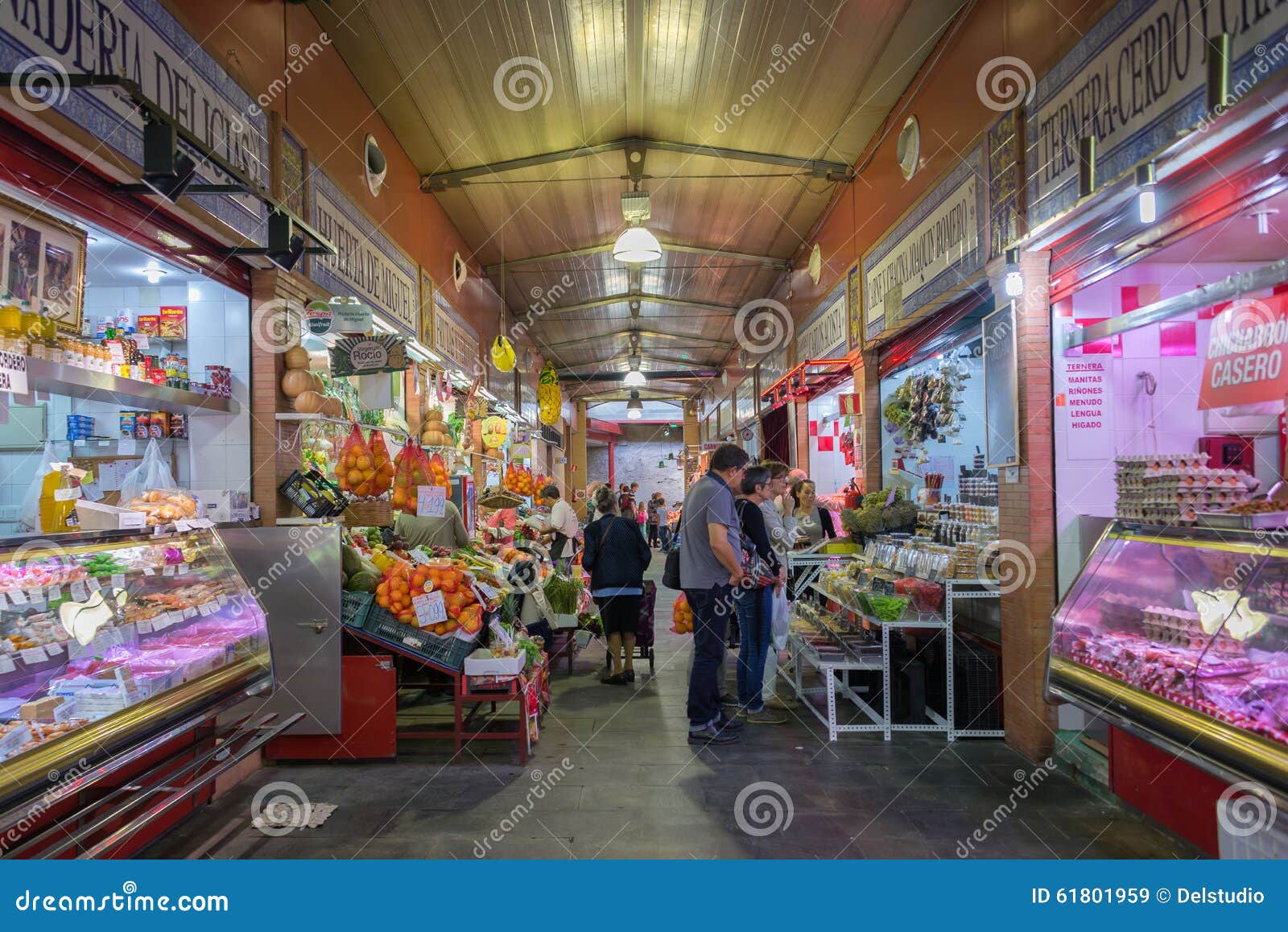 Mercado Interior De La Comida De Triana En Sevilla Imagen de archivo ...