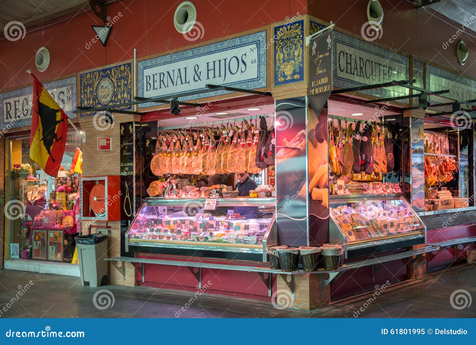 Mercado Interior De La Comida De Triana En Sevilla Imagen editorial ...